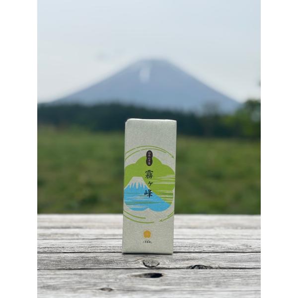 雄大にそびえる富士山を背にふんだんに流れる湧水、豊かな水を使った田園風景と雄壮にたたずむ日蓮正宗総本山大石寺のお膝元上野の郷で上野製菓株式会社製造している白いんげん豆を使ったさっぱりした口当たりの羊羹です。昔ながらの製造にこだわり直火銅釜で...