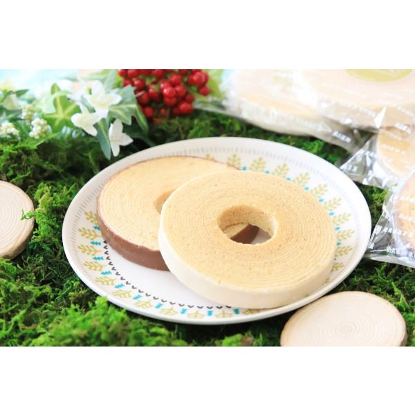 【発売日：2018年06月14日】和菓子職人が丁寧に焼き上げる上道製菓店の定番人気商品。昔ながらのバウムクーヘンです。 約30年かわらないレトロなパッケージと素朴な味が人気のバウムクーヘンをいつでも楽しんでいただけるように冷凍便でお届けいた...