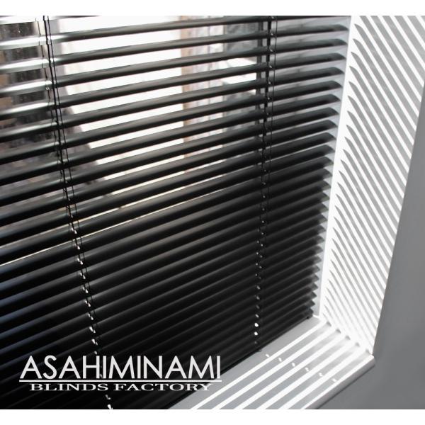 羽根幅は25mmです。昇降・羽根角度調整が可能です。正面付け・天井付け・カーテンレール(※)への取付が可能です。ブラインドの重量に耐えうるカーテンレール取付強度が必要です。※ 横幅・高さ共に短く加工することが可能です。（高さの延長もご相談下...