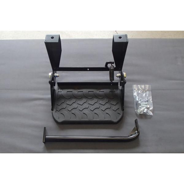 ランドローバー　ディフェンダー　フォールディングサイドステップ 　マッドトレッドラバータイプ　TERRAFIRMAステップカバーがマッドトレッド（タイヤ踏み面のようなデザイン）タイプになっている、ディフェンダー用折りたたみ式サイドステップで...