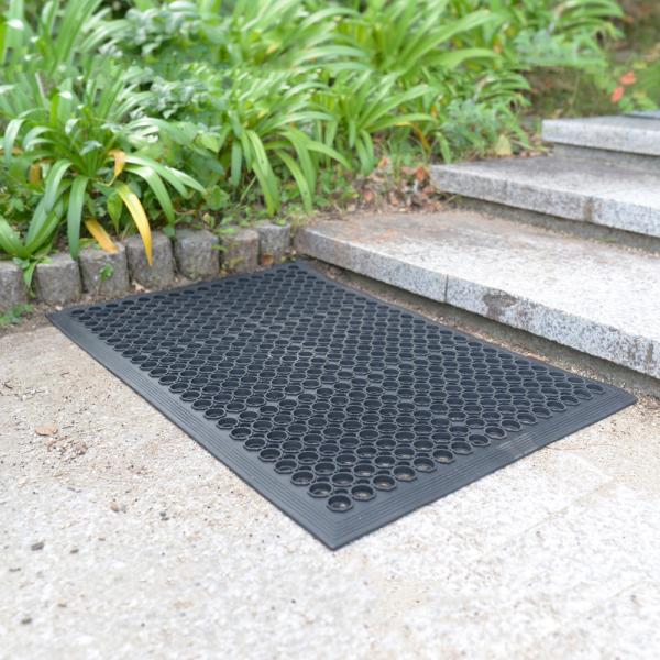 薄型有孔ラバーマット薄く、周囲の縁にテーパー（傾斜）が付いているので、つまずきにくい！ぬかるんだ土の上に敷いて、泥はね防止に。降雪環境の中に敷いて、滑り止め防止に。玄関前に敷いて、靴の汚れ落としに。規格約60ｘ90ｘ1.2cm色：黒材質/成...