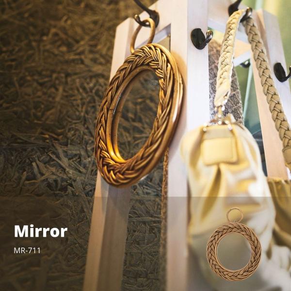 特長手編みならではの繊細なラタンミラーはやわらかくあたたかな印象ラタンを使用しているので軽くて取り付けもカンタンサイズ：W22×D3×H27.5スペック：ラタン ラッカー塗装 3mmミラー製造国：インドネシア※色味は天然素材の為個体差があり...