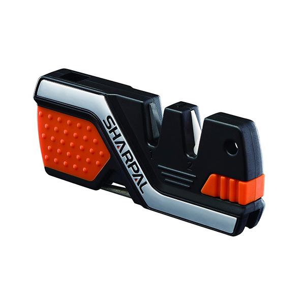 切れ味復活、刃物シャープナーです。【用途】刃物メンテナンス用品。【特徴】園芸作業で使う刃物や、日常で使用するちょっとした刃物などの研磨が簡単に行えます。簡易的な研磨ツールです。ナイフ・鉈など両刃の研磨が容易に行えるタングステンとセラミックブ...