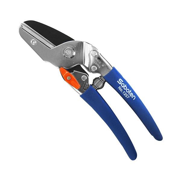 太枝も楽に切れる押切型、果樹剪定に最適です。【用途】果樹全般の剪定作業。【特徴】押切型で太い枝を切っても手にかかる衝撃が少なく連続で作業しても手への負担が少ないのも特徴です。刃部は刃物鋼にフッ素樹加工を施しておりサビヤニに強く切れ味抜群です...