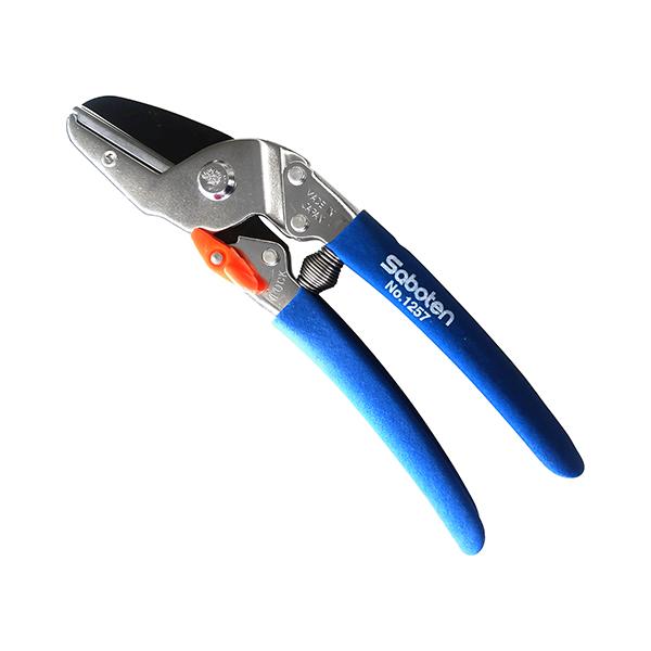 太枝も楽に切れる押切型、果樹剪定に最適です。【用途】果樹全般の剪定作業。【特徴】押切型で太い枝を切っても手にかかる衝撃が少なく連続で作業しても手への負担が少ないのも特徴です。刃部は刃物鋼にフッ素樹加工を施しておりサビヤニに強く切れ味抜群です...