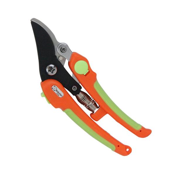 1/2の力で太枝を切断できます。【用途】剪定作業等。【特徴】刃がスライドしながら切るので、力を逃さずスムーズな切断を実現しました。フッ素樹脂加工でヤニやサビに強く、軽い切れ味を持続します。20mmまでの生木の剪定に最適です。【仕様】●刃の仕...