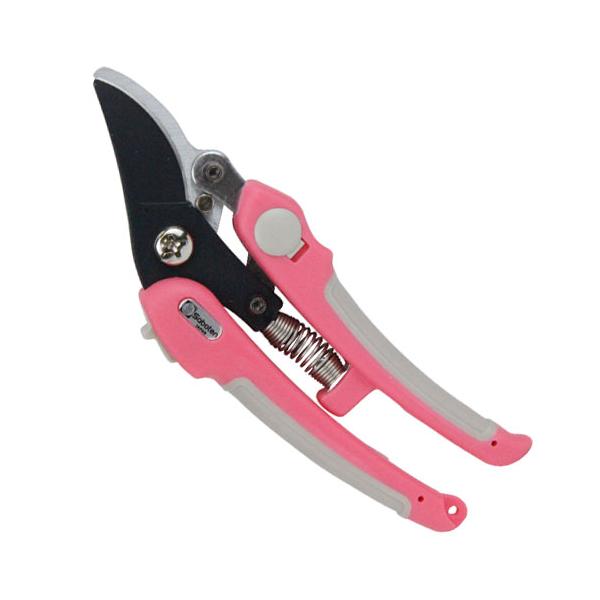1/2の力で太枝を切断できます。【用途】剪定作業等。【特徴】刃がスライドしながら切るので、力を逃さずスムーズな切断を実現しました。フッ素樹脂加工でヤニやサビに強く、軽い切れ味を持続します。15mmまでの生木の剪定に最適です。女性向けに刃の開...