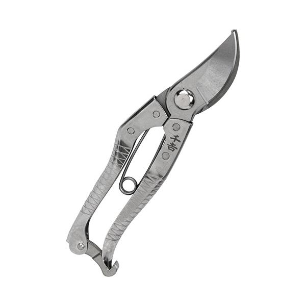 ≪用途≫剪定鋏。≪特徴≫剪定・整枝作業用です。錆びにくいオールステンレス製です。≪仕様≫●全長：約180mm。●生木切断能力：13mm。≪材質≫●ステンレス。≪注意事項・その他≫本来の用途以外には使用しないで下さい。使用前には本体あるいは部...