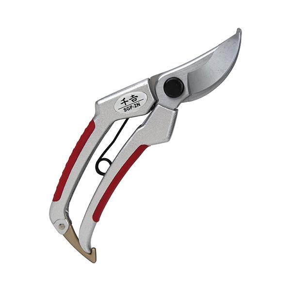 ≪用途≫剪定鋏。≪特徴≫剪定・整枝作業用です。軽くて丈夫なアルミダイキャスト柄です。握りやすい樹脂グリップ付きです。≪仕様≫●全長：約200mm。●生木切断能力：15mm。●グリップカラー：レッド。●樹脂グリップ付。≪材質≫●刃部：刃物鋼。...