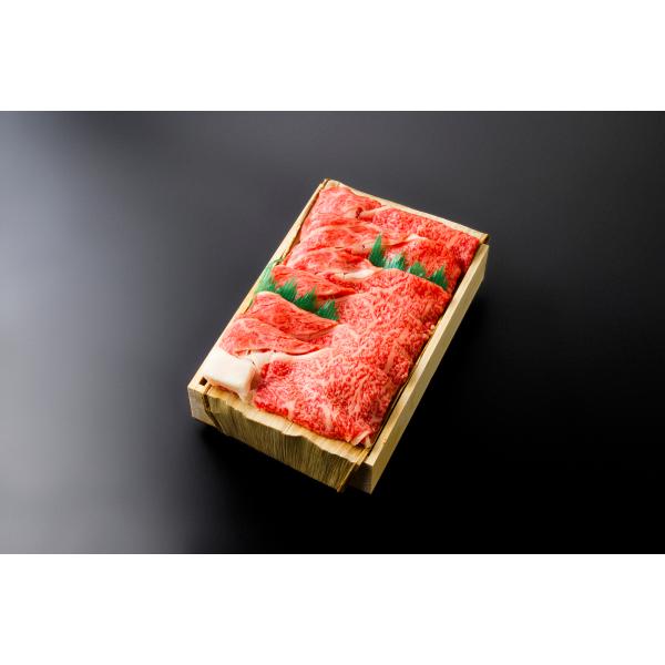 部位：ロース・肩ロースの組合せ。※在庫状況・お日にちによって部位組合せ内容が変更になる場合がございます。内容量:800g（桐箱入）すき焼き用の松阪牛すき焼き肉です。※商品イメージにあります通り、商品には各部位の脂身部分も入りますので予めご了...