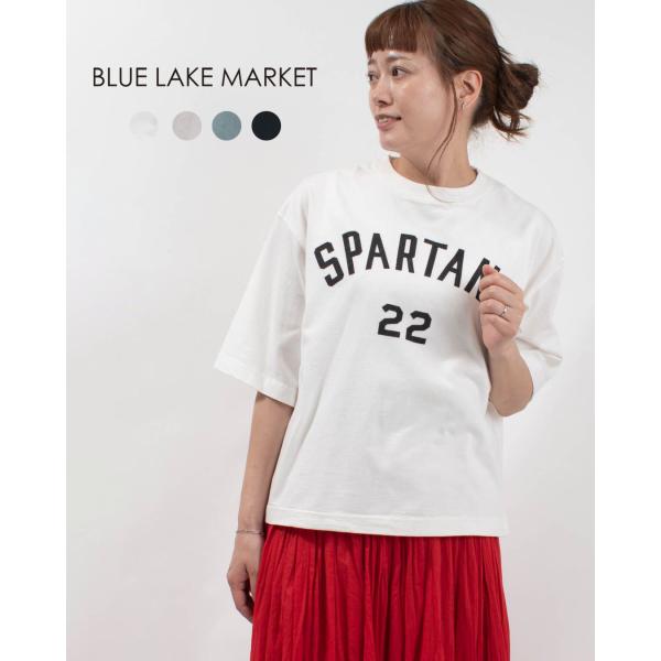 ＊アイテム説明使いやすいメッセージプリントの半端袖Tシャツです。フロントのメッセージプリントがコーディネートのアクセントに最適です。ゆったりとした身幅でリラックスした着心地が、これからの季節におすすめ。少し長めの袖丈が、気になる部分をカバー...