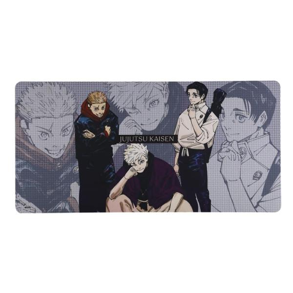「商品情報」「主な仕様」呪術廻戦から美麗イラストを使用した大判のデスクマットが登場！虎杖悠仁 五条悟 乙骨憂太サイズ：約幅600mm×高さ297mm×厚さ3mm素材：ポリエステル、ゴム