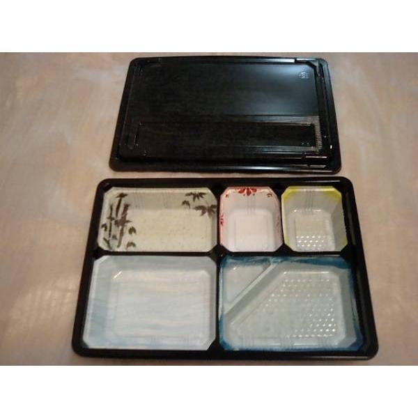 大特価！！　人気の商品です！！ 仕出し容器 PZ-130器共蓋セット120個セットです。使い捨て弁当箱。　エフピコチューパ株式会社。 各仕切に陶器・漆器調の絵柄を施した高級容器です。一般的によく使われる人気の仕切り弁当容器です。 サイズは、...