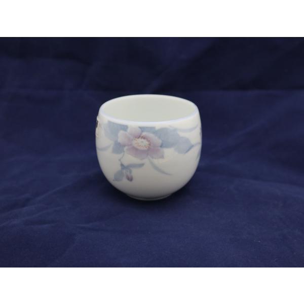 激安！！ 在庫処分品！！ 無くなり次第終了品！！国産陶器　湯飲みです。花柄 日本製。サイズは、口径約6cm×高さ約7cm素材は陶器です。食器洗い機使用可オーブン（直火）不可です。120個まで１口で発送できます。81個から2口分の送料が表記さ...