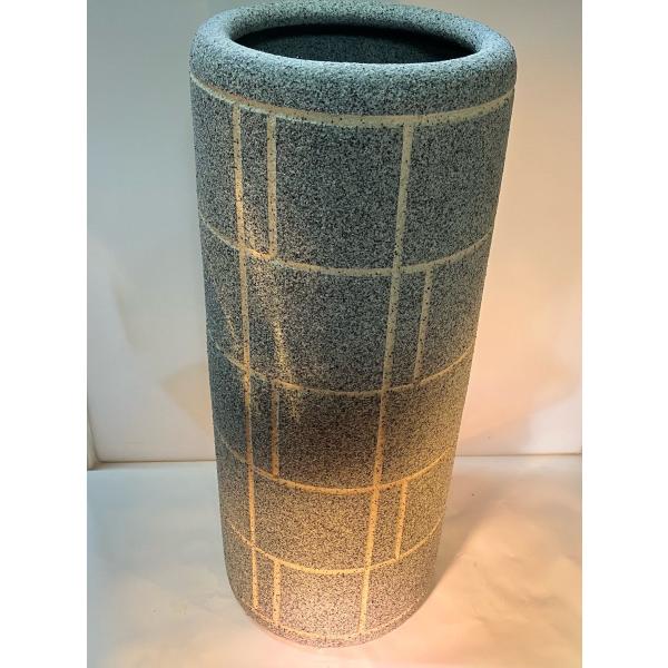 大特価！！ 　  在庫処分！！　 早い者勝ち！！！信楽焼の傘立てです。日本六古窯の一つである信楽は、1250年の伝統を誇る日本最古の陶の里です。信楽焼ならではの、土のにおいを感じられます。素朴なまでの土の風合い。自然の豊かさを生かした力強さ...