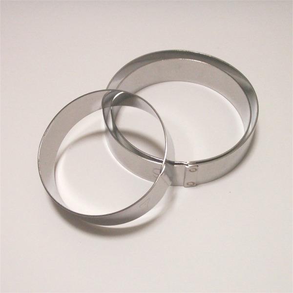 材質：18-8ステンレスサイズ：約φ80XH20mm【イングリッシュマフィンに最適】こちらの商品は、合わせスポット溶接になります。接合部に多少段差が出来ますが安価な制作方法です。記載の画像は商品イメージ商品です。サイズでのご確認をお願い致し...