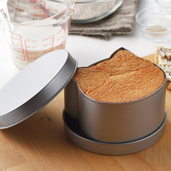 いつものパンが可愛いねこ形で華やかに！チョコレートやフルーツなどでアレンジもおすすめです材質 スチール アルミメッキサイズ　W約12.8cm×D約12.5cm×H約9.0cm重量　約320g容量　約1200ml使用上の注意・初めてご使用にな...