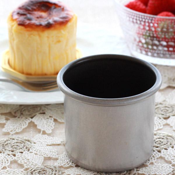 ■材質アルミ材に内面スーパーシリコン加工■サイズ内寸　約φ62ＸＨ59mm外寸　約φ73ＸＨ60mmアルミ材を使用しているので、ザビが発生しにくい為、焼き菓子にも冷やし菓子にもご使用が可能です。スーパーシリコン加工を施してありますので型離れ...