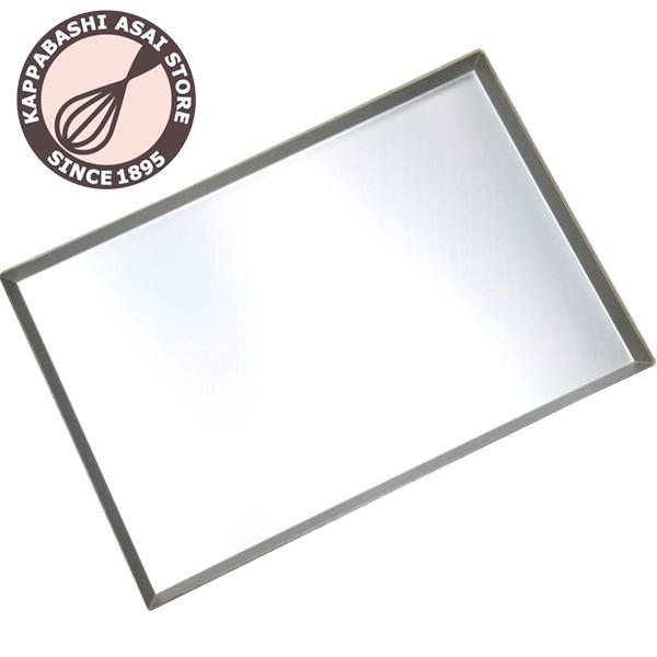 プレス製造のショックフリーザー（冷凍）にもオーブン（焼成）にも使えるフレンチサイズ（600Ｘ400）の万能天板