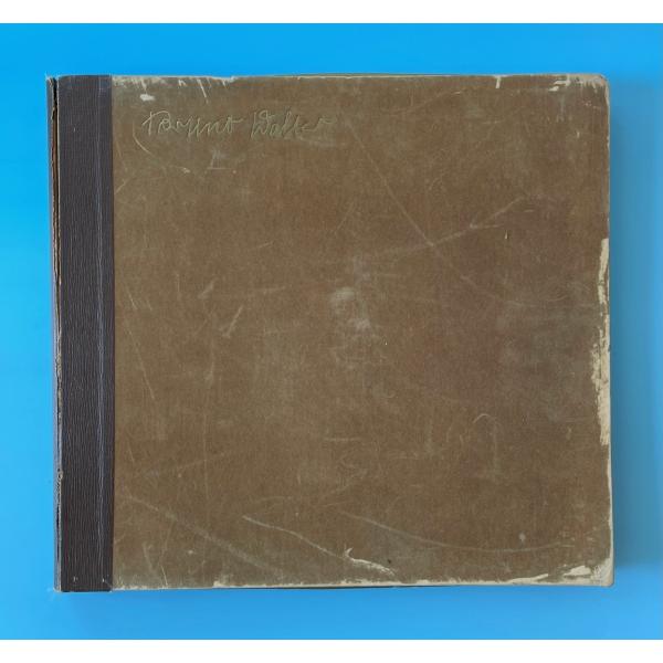 出版者:  日本コロムビア 出版年:  1961  アナログLP 4枚組ケースにヤケとスレ、角の傷み。ケースの蓋部分が一部が破れてとれかかっています。リーフレットのページ全体に軽いヤケ有。盤本体は目立つキズ等なくきれいな状態です。