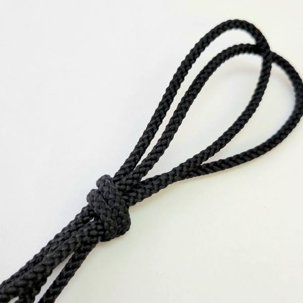・送料無料。国内自社生産。・巾約3mmのポリエステルコード（江戸打ち紐）です。・日本伝統の江戸打ち紐で、裁縫、手芸用品、和装小物の装飾に最適です。・カラー：黒・巾着袋の紐やバッグ等装飾品のアクセントにも使用できます。・ポリエステル素材の為、...