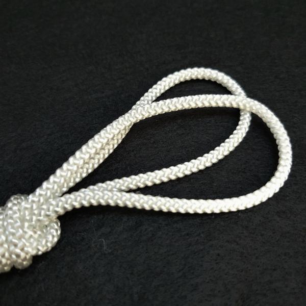 ・送料無料。国内自社生産。・巾約5mmのポリエステルコード（江戸打ち紐）です。・日本伝統の江戸打ち紐で、裁縫、手芸用品、和装小物の装飾に最適です。・カラー：クリアホワイト・巾着袋の紐やバッグ等装飾品のアクセントにも使用できます。・ポリエステ...