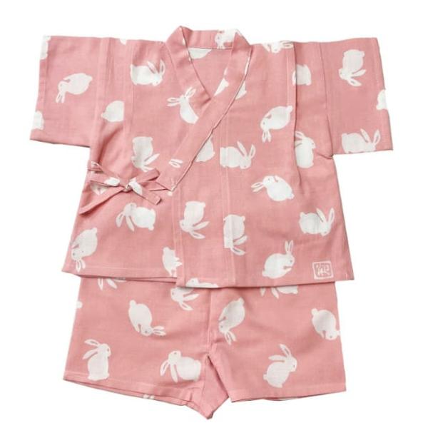 麻の葉のオリジナル手ぬぐいを使って制作した「赤ちゃん甚平」です。高級さらし木綿を使用しているので、肌触りが優しく着心地はバツグンです。吸水性と速乾性に優れている素材なので、汗をかきやすい赤ちゃんに快適に着用できます。夏祭りや夕涼みのお出かけ...