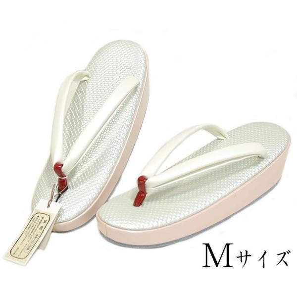 女物　合成皮革　お洒落草履です。凸凹した網代編みにみせた台に、白の鼻緒がすげられた、スッキリスタイリッシュな雰囲気の一足。薄い色合いの小千谷や紗・絽などのお着物などに合わせれば、小粋な装いになり素敵です♪ご自分用はもちろん大切な方への贈り物...