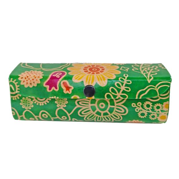 メガネがケースの中で動かないよう、内側に鼻あてホルダー付きで持ち運びの際も安心です。レンズや金具の傷つけ防止の為に内側はビロード調生地が貼られています。ギフトにもオススメです。シャンティニケタニの職人さんが、ひとつひとつ手で着色を施していま...