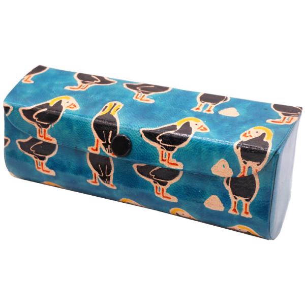 メガネがケースの中で動かないよう、内側に鼻あてホルダー付きで持ち運びの際も安心です。レンズや金具の傷つけ防止の為に内側はビロード調生地が貼られています。ギフトにもオススメです。シャンティニケタニの職人さんが、ひとつひとつ手で着色を施していま...