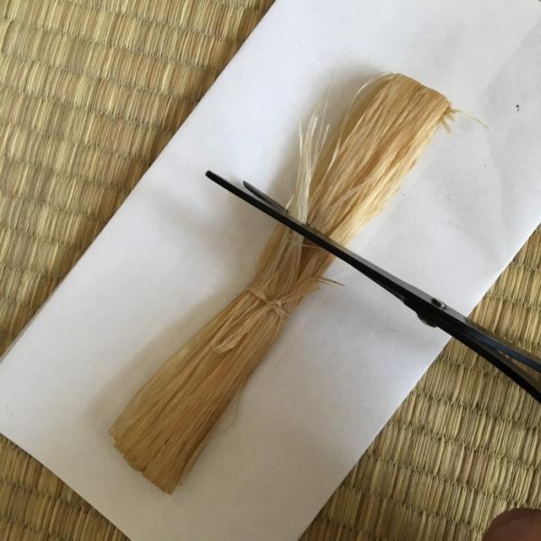 当店の「祓大麻幣」はおおあさセラピーはもちろん真言密教寺院や除霊センターなどでご活用されています。【商品詳細】国内の野州麻【まぼろ麻】・本麻です。（内容量約5g）天然の素材のため、長さや幅は均一ではありませんのでご了承下さい。【ご注意】神飾...