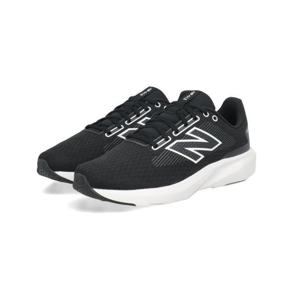 ジョギング、ウォーキング、ジムから普段履きまで、幅広く対応するマルチパーパスな女性用モデル「W413」がV3にアップデート。通気性と耐久性を考慮したメッシュアッパーは、縫い目を限りなく排除したシームレスな設計により、柔らかな足入れと甲周りに...