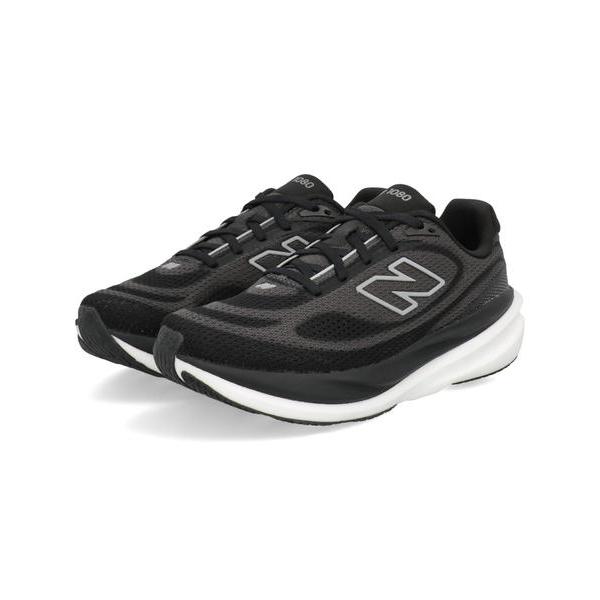 ソフトなライド感に定評のあるランニングカテゴリーのフラッグシップモデル 1080がV15にアップデート。ミッドソールには、クッション性はそのままに反発性と機能の持続性に優れた新テクノロジー INFINIONを搭載。従来モデルに比べより快適で...