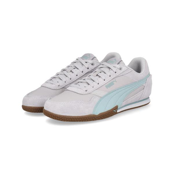 すっきりスリムなシルエットとレトロなスタイルが新鮮な「Bella」。PUMAのアーカイブを深く掘り下げ、復活したクラシックモデルです。ヴィンテージランニングシューズからインスピレーションを受け、現代的でフェミニンな要素をプラス。シンプル、エ...