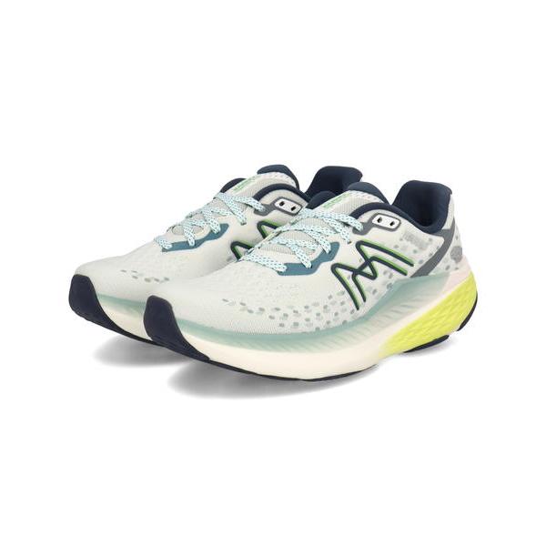 最大限にクッション性を高め、滑らかで効率の良い走りを実現するランニングシューズ。より大きなエネルギーリターンを提供するエアロフォームにより、クッション性に優れた走り心地を追求。また、つま先のスプリングを高め、ローリング効果を向上。さらに中足...