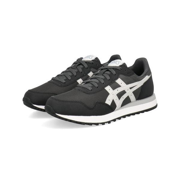 1980年代に人気のあったジョギングシューズからインスピレーションを得て、美しいフォルムを継承するスニーカー。ノスタルジックなデザインを特徴としながら、優れたクッション性を兼ね備えたモデルです。1980年代風のフラットなデザインで、「OHA...