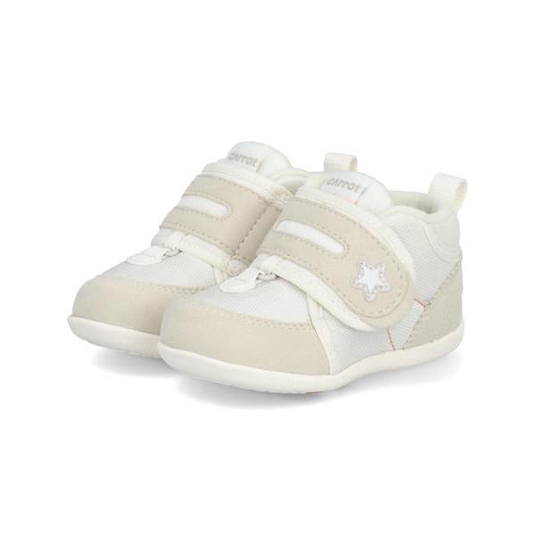 当社限定商品！ お子様の足の成長に合わせた機能を搭載したCarrotきらぼしがデビュー☆ミドルカットで足首を優しく支え、不安定なヨチヨチ歩きをサポート。裏地に吸水性のよいパイル地を使用し、足あたりも柔らか。またベルトに連動してシュータンが前...