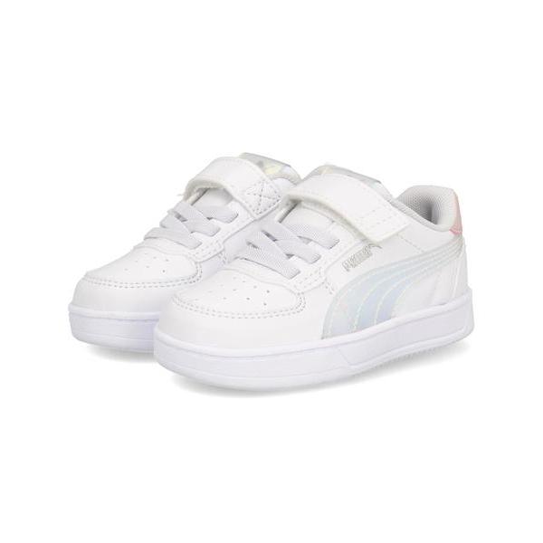 クラシックなコートスニーカー「CAVEN」のベビーモデル。より良い未来への一歩として持続可能な素材を使用したBetterコレクションのアイテムです。ホワイトを基調としたクリーンなシンセティックレザーアッパーに、さりげないオーロラカラーのフォ...