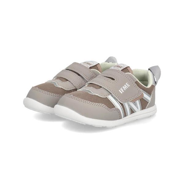 軽量設計で人気のイフミーライトシリーズ☆お子さまの足の成長と自由な動きを応援するベビーシューズです。通気性のよい柔らかなメッシュ素材を使用し、ムレにくいうえ、シンプルなデザインでお洋服にも合わせやすい1足。通園や公園遊び、お出かけなどマルチ...