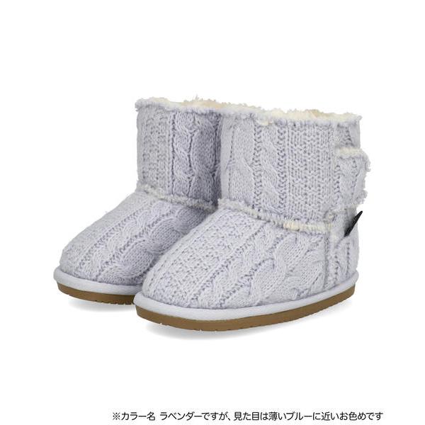 ふんわり暖かな履き心地でウィンターシーズンの定番アイテム、ベビー用ボアブーツ。アッパーには、かわいらしいケーブルニット素材を採用。ブーツ内側全体に、ふわふわのフェイクファーを採用し、お子さまの足をつま先まで暖かく包み込みます。返りのよいしな...