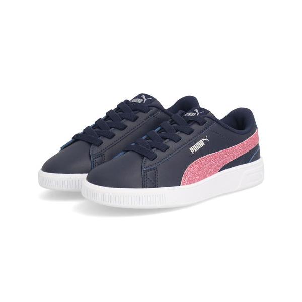 クラシックなバスケットボールスニーカー シルエットを、キラキラ輝くグリッター使いのフォームストリップでオシャレに彩ったキッズシューズ。ゴムシューレースを採用し、小さなお子様でもスリッポン感覚で、簡単に脱ぎ履きできる仕様です♪インソールには、...