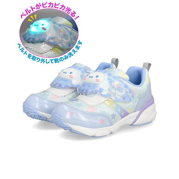 サンリオの人気キャラクター「シナモロール」をモチーフにした光るシューズ☆ぷっくりとした立体的なシナモンのフェイスモチーフをあしらった甲ベルトや、ファンシーな星柄メッシュがとってもキュート♪ベルトのフェイスパーツにLEDライトを内蔵しているの...