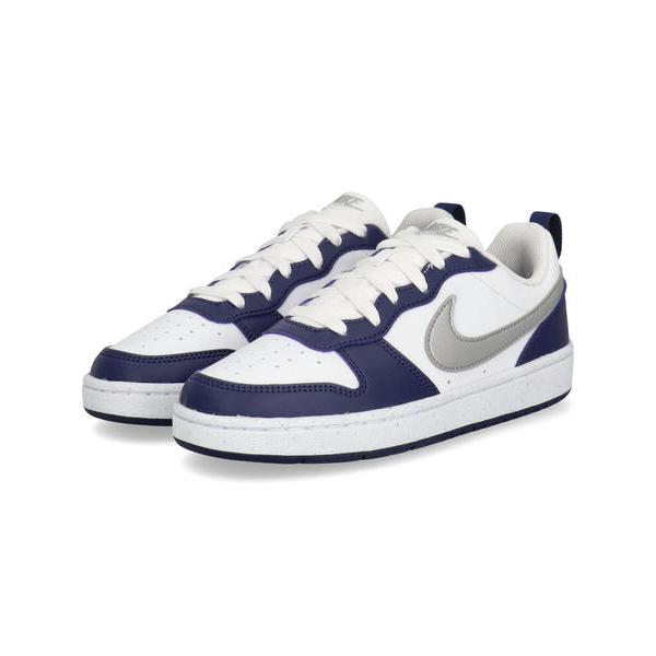 大人っぽくスタイリッシュなスタイルが人気のコートボロー ジュニアモデル。進化を遂げた伝説のシューズが、お子さまの歩みをどこまでもサポート！耐久性に優れた素材を採用し、クラシックなスタイルを全く新しいアプローチで表現。つま先と足中央部に少し余...