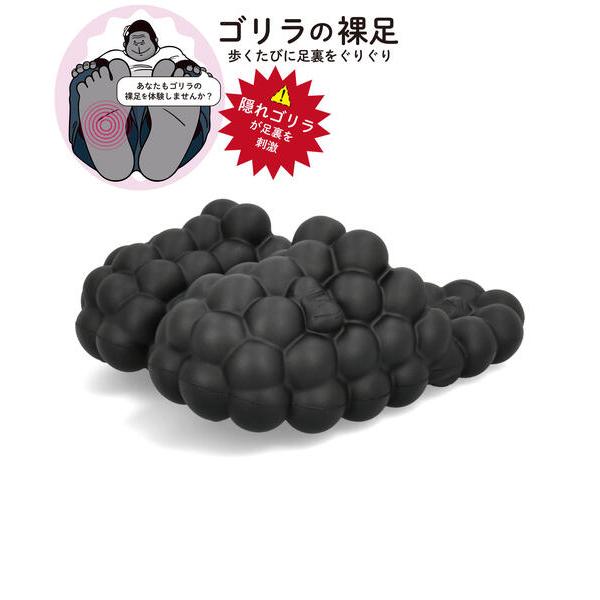 チョー時短、チョーお手軽。「ゴリラのひとつかみ」で人気の「ゴリラシリーズ」から、インパクト抜群なつま先まで覆うクロッグサンダルが登場！インソール部に配置した「隠れゴリラ(立体的なゴリラの顔)」が足裏を刺激。まるでゴリラの足の裏のようにモコモ...