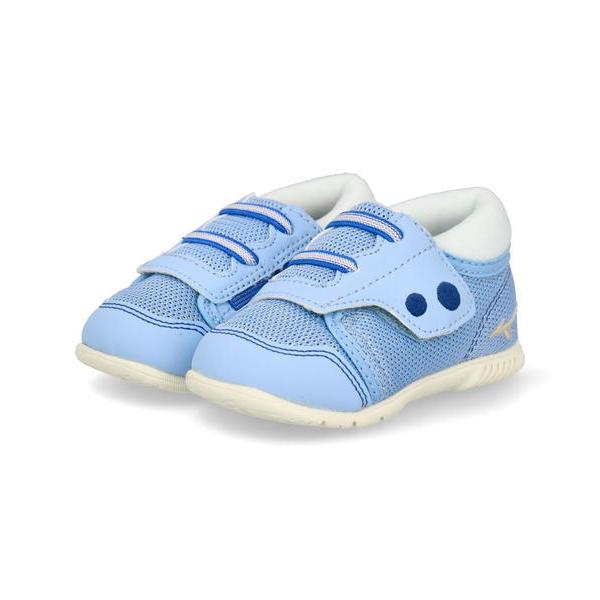 もっと遊ぼう、もっと動こう！初めて外で歩く、歩きはじめのベビーの可能性を応援するファーストシューズ。優しいパステルカラーで彩った可愛らしいルックスに、履きやすさを高める様々な工夫をつめこんだ一足です。【ピットイン構造】履き口がガバッと開く独...