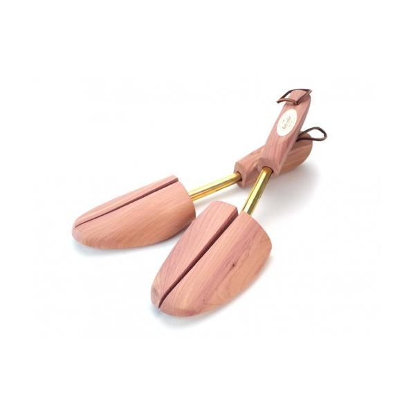 『COLUMBUS(コロンブス) レッドシダー シュートリー 男性用 S(スギ材 シュートリー) 018598 セット』 防虫・防臭・防菌効果があると言われているシダー(アメリカ杉)を使用したシュートリーです。お気に入りの一足を長くご愛用い...