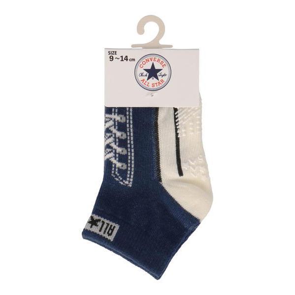 CONVERSEスニーカーを履いているようなデザインが可愛らしいベビー用ソックス。履き口にチラッと見えるオールスターのロゴがアクセント☆裏面にはすべり止め加工を施しているので、歩き始めの赤ちゃんや、お部屋で遊ぶ時にも安心♪ショート丈で、使い...
