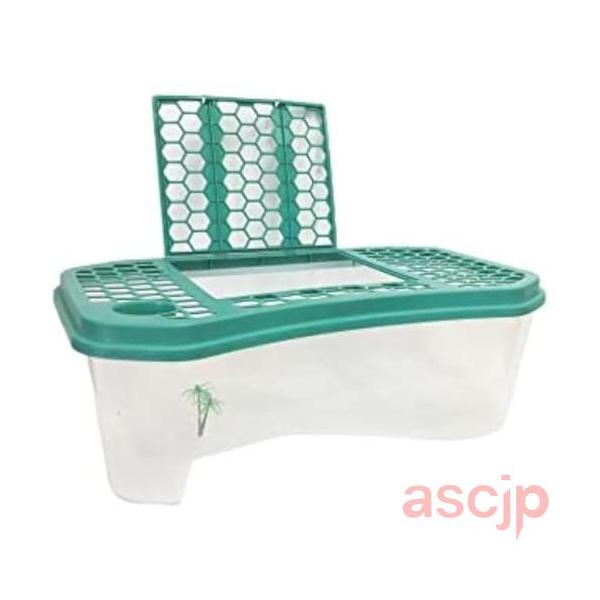 亀ちゃんの暮らしやすさを考えて作られた亀用ハウスです。素材には耐久性のあるプラスチックを使用し半透明なので中の様子が観察しやすくなっています。スイミングエリア・お食事エリア・休憩エリアと6つのエリアがあります。凹凸の付いた斜面で亀が上りやす...