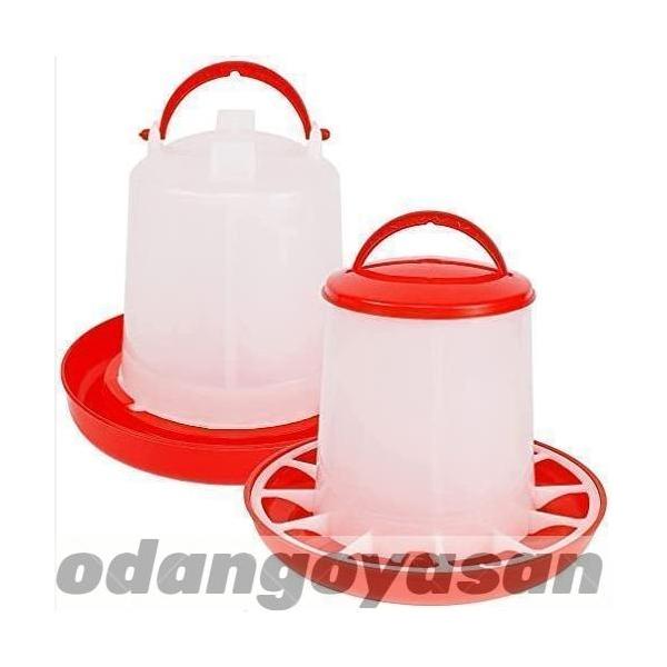 *【商品紹介】：家禽用、とても使い易いな自動給水器と自動給餌器の2個セットです、屋外で放し飼いの鶏や、旅行等で不在の場合の水やりと餌にご利用ください。*【自動給水器】：お皿の水が減ると、ドーム型容器に入った水が自動で給水される、鳥、ペット用...