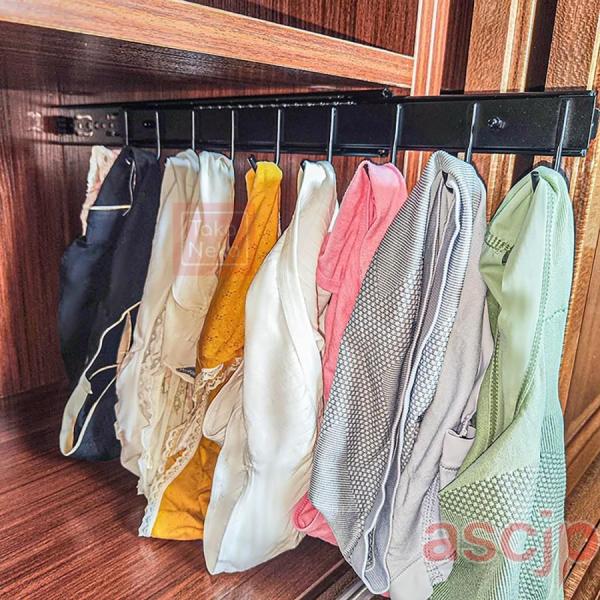 【優れた素材】当社のサイドマウント式引き込み式衣類収納ラックは、全体的に頑丈で耐久性のある頑丈な金属素材で作られています。衣類を長時間掛けても簡単に破損したり変形したりすることはなく、長期使用に最適です。【厚い塗装】このスライド式ワードロー...